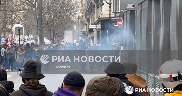 Беспорядки начались на акции протеста против пенсионной реформы в Париже РИА Новости Медиабанк