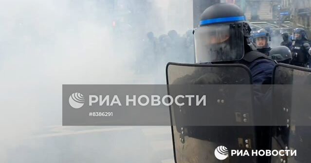 В Париже на акции протеста против пенсионной реформы начались беспорядки РИА Новости Медиабанк