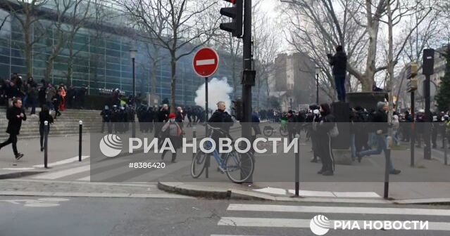 Ожесточенные столкновения начались на акции против пенсионной реформы в Париже РИА Новости