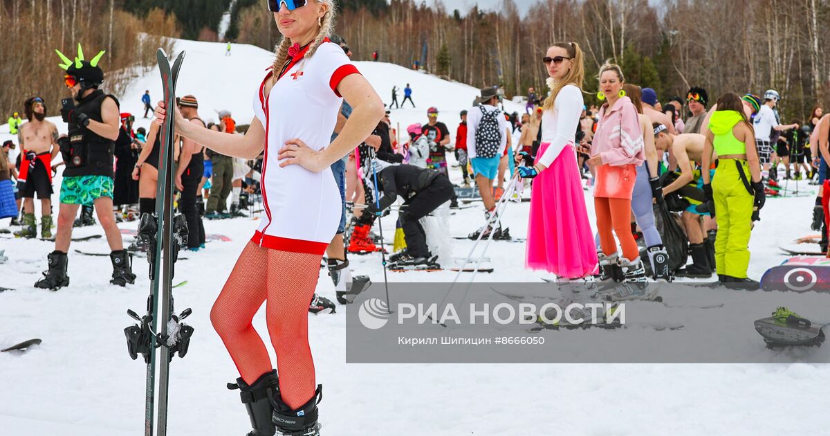 Горнолыжный спуск в купальниках в Байкальске | РИА Новости Медиабанк